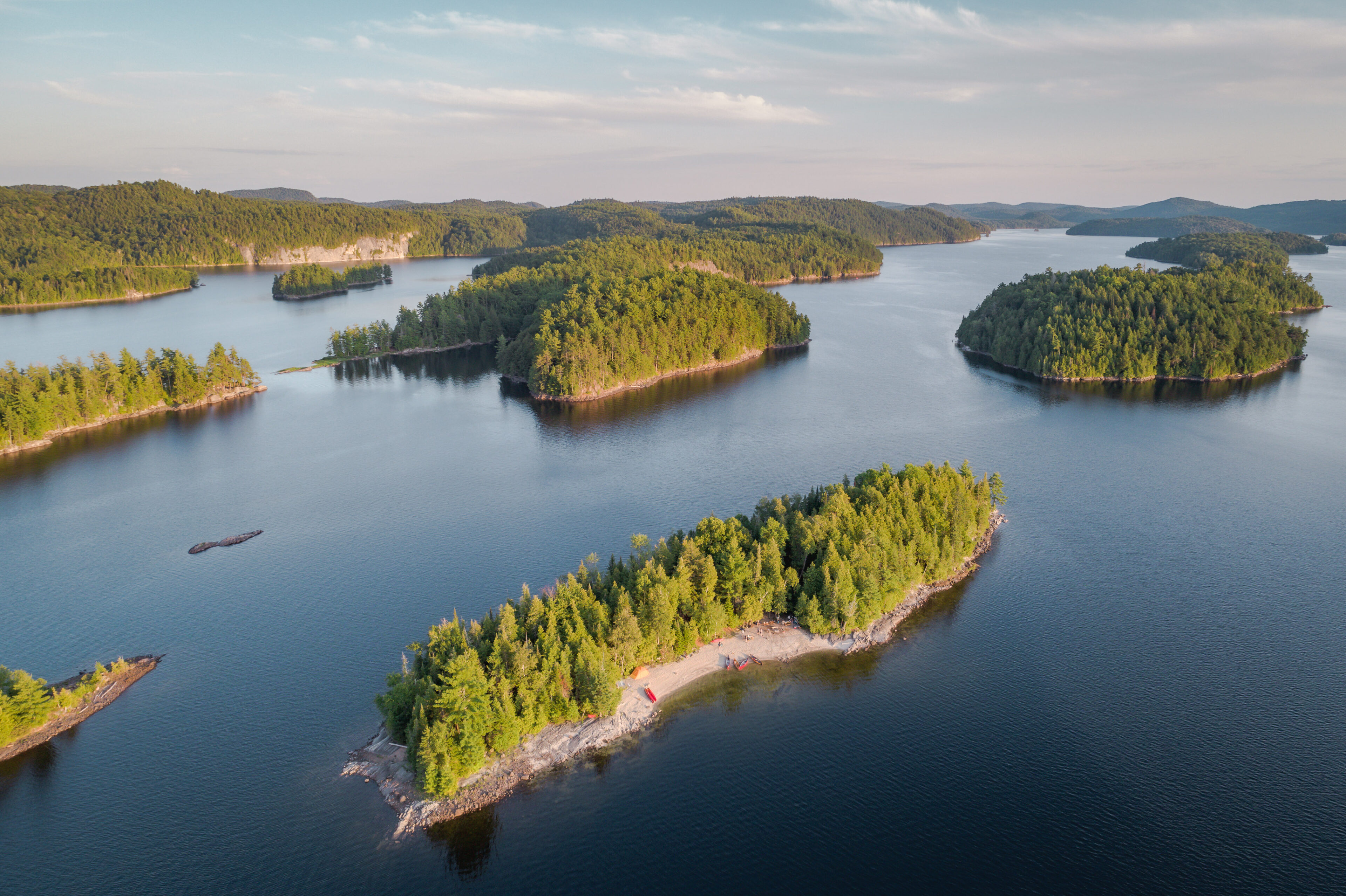 Camping sur les îles au Québec – Parc régional du Poisson Blanc